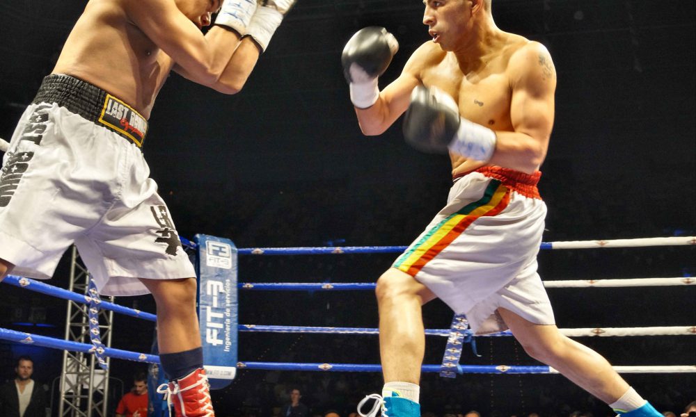 El logroñés 'Mateo' gana con claridad en su debut como boxeador ...