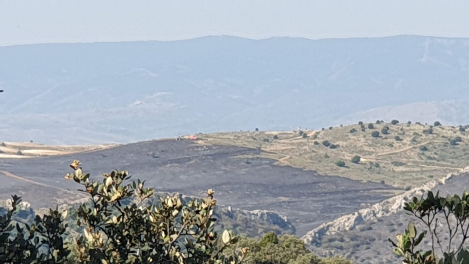 La situación mejora en el incendio de Yerga: menos fuego y menos humo