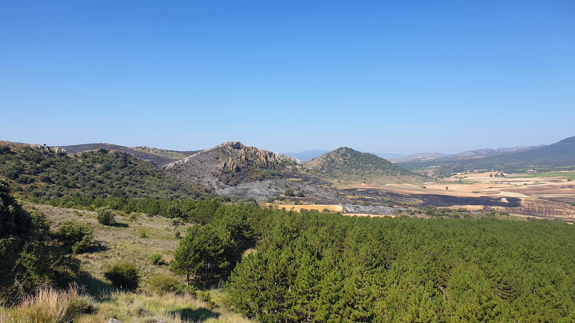 La situación mejora en el incendio de Yerga: menos fuego y menos humo
