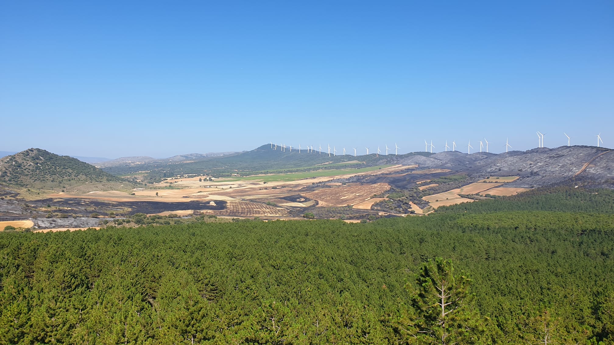 La situación mejora en el incendio de Yerga: menos fuego y menos humo
