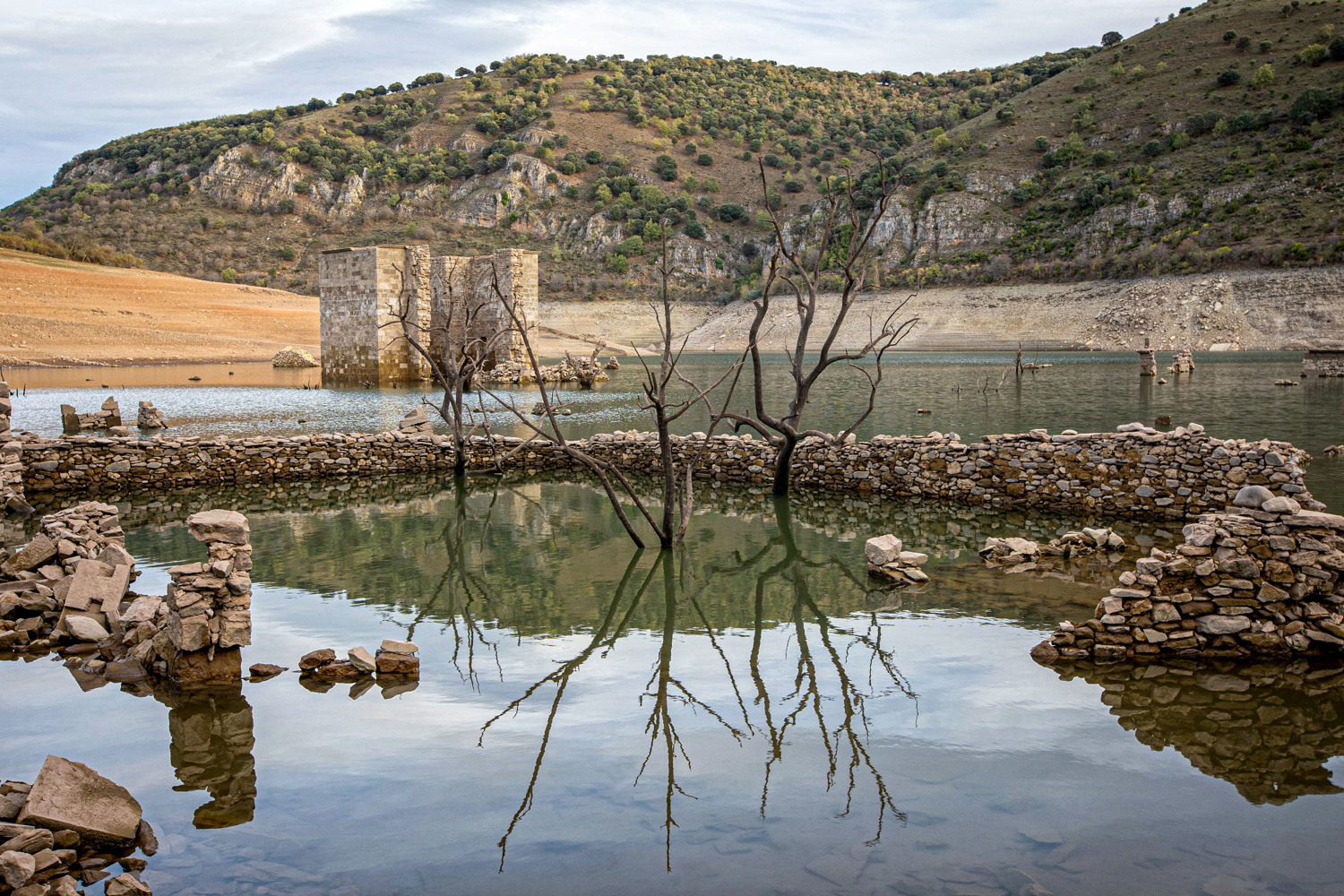 Mansilla y Los Molinos "emergen" sobre las aguas