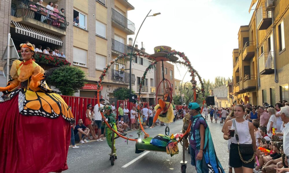 Desfile de color en las carrozas de Alfaro con aire rinconero