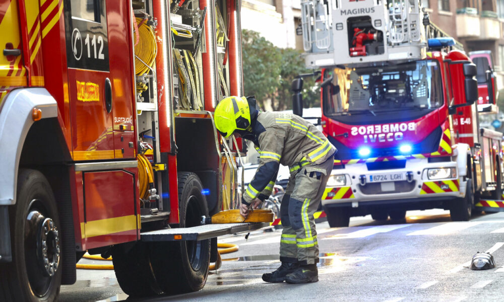 Los bomberos rescatan por la ventana a un hombre inconsciente Los bomberos rescatan por la ventana a un hombre inconsciente
