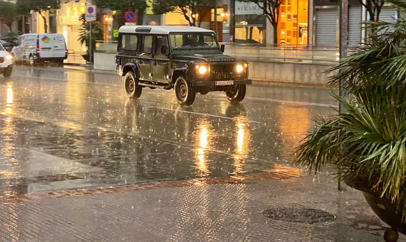 Logroño, bajo el paraguas de una lluvia incesante