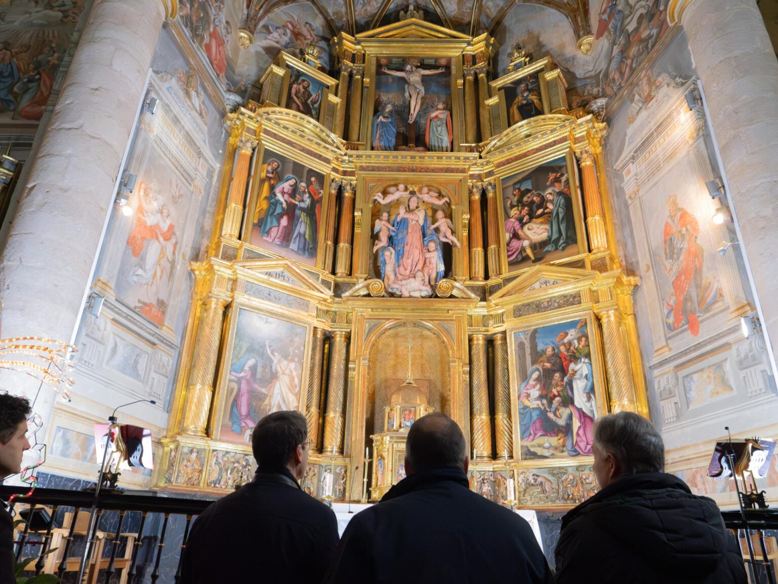 El Retablo Mayor de Arenzana de Abajo brilla tras su restauración