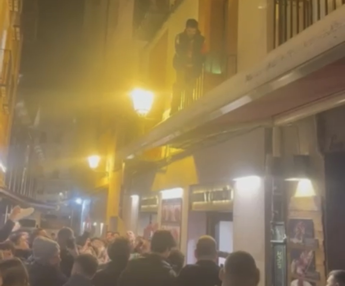 Un joven trepa a un balcón de la Laurel entre gritos de "balconing"