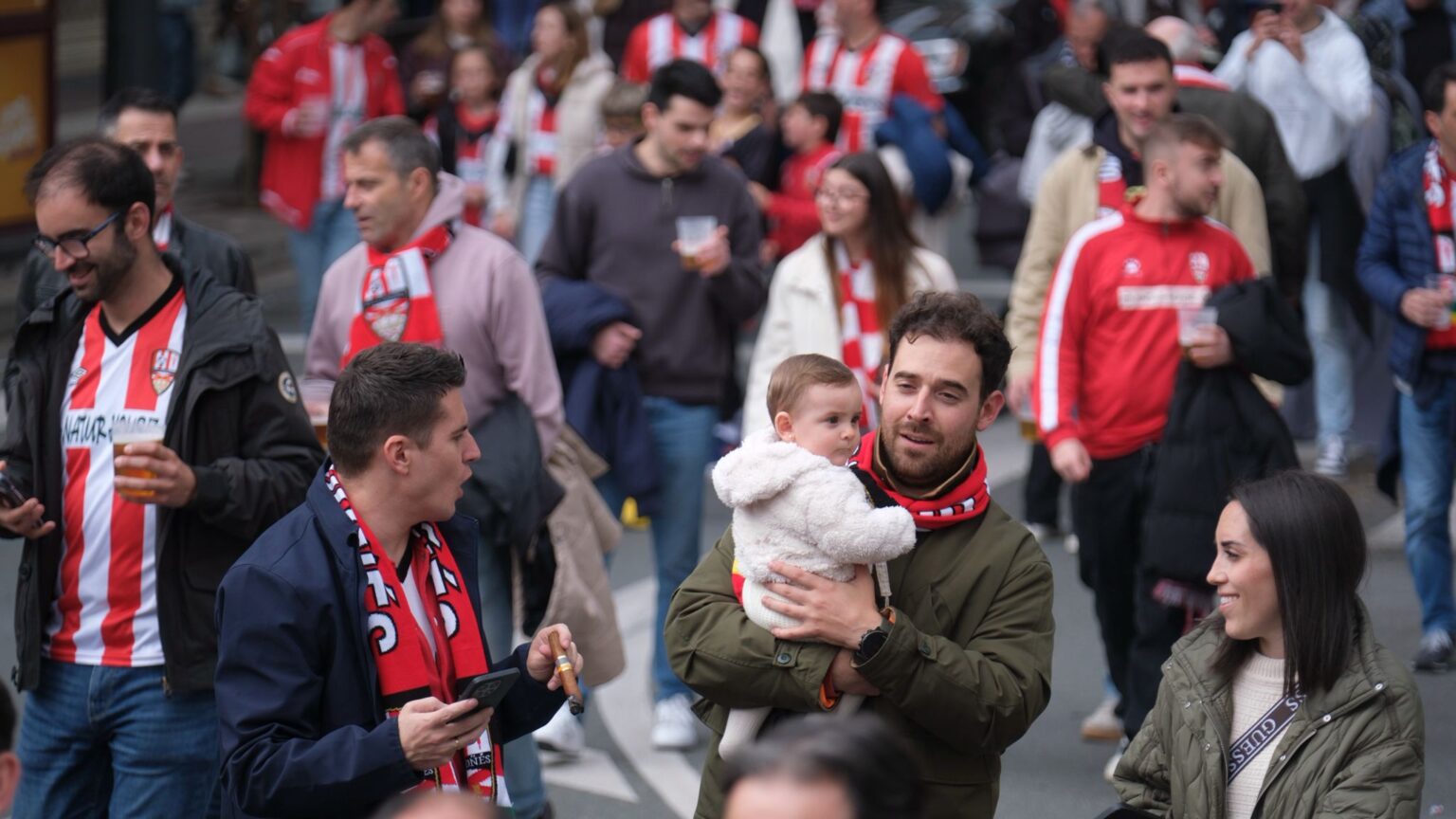 La afición de la UD Logroñés protagoniza un multitudinario corteo hasta ...