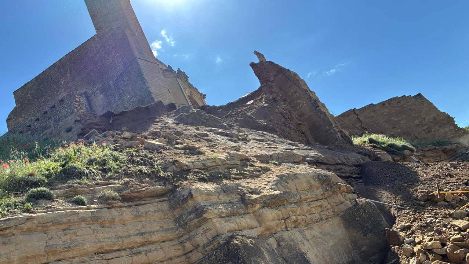 Derrumbe en San Vicente: cae el muro de contención de la iglesia
