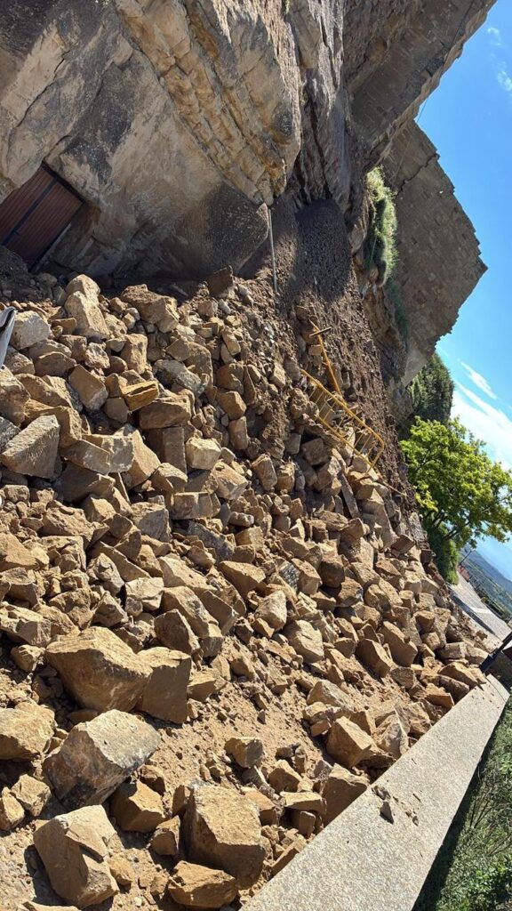 Derrumbe en San Vicente: cae el muro de contención de la iglesia
