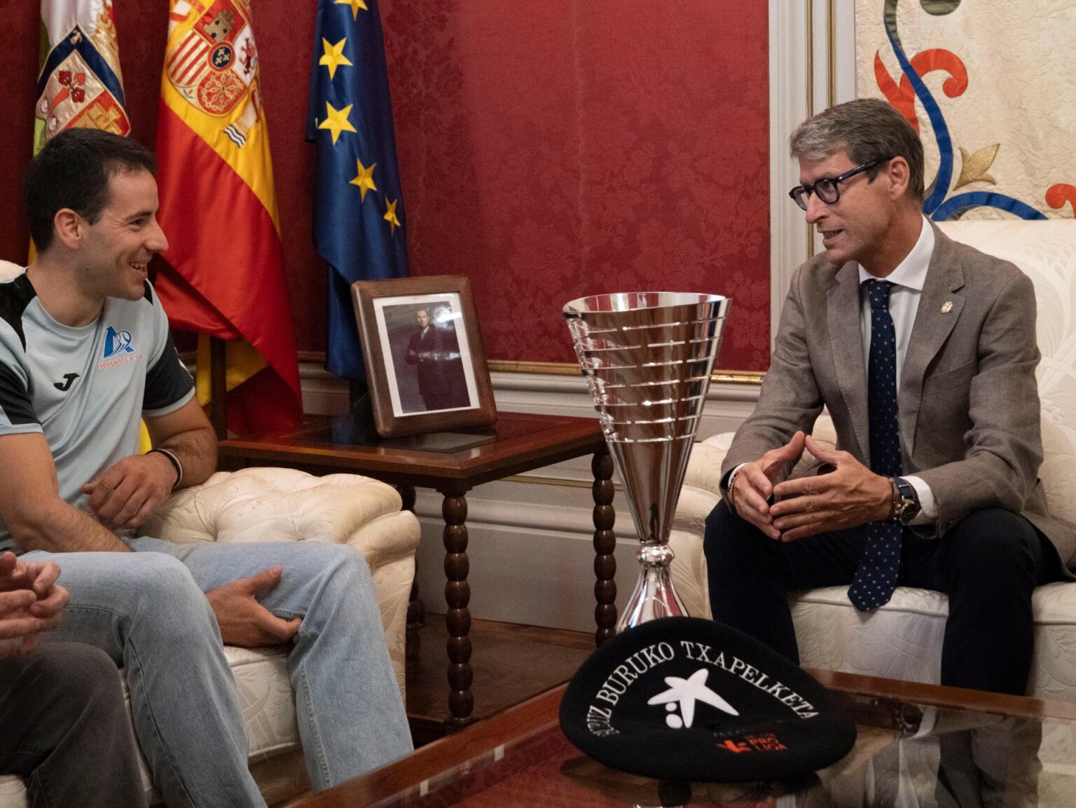 Gonzalo Capellán recibe a Darío Gómez tras su histórica conquista del ...