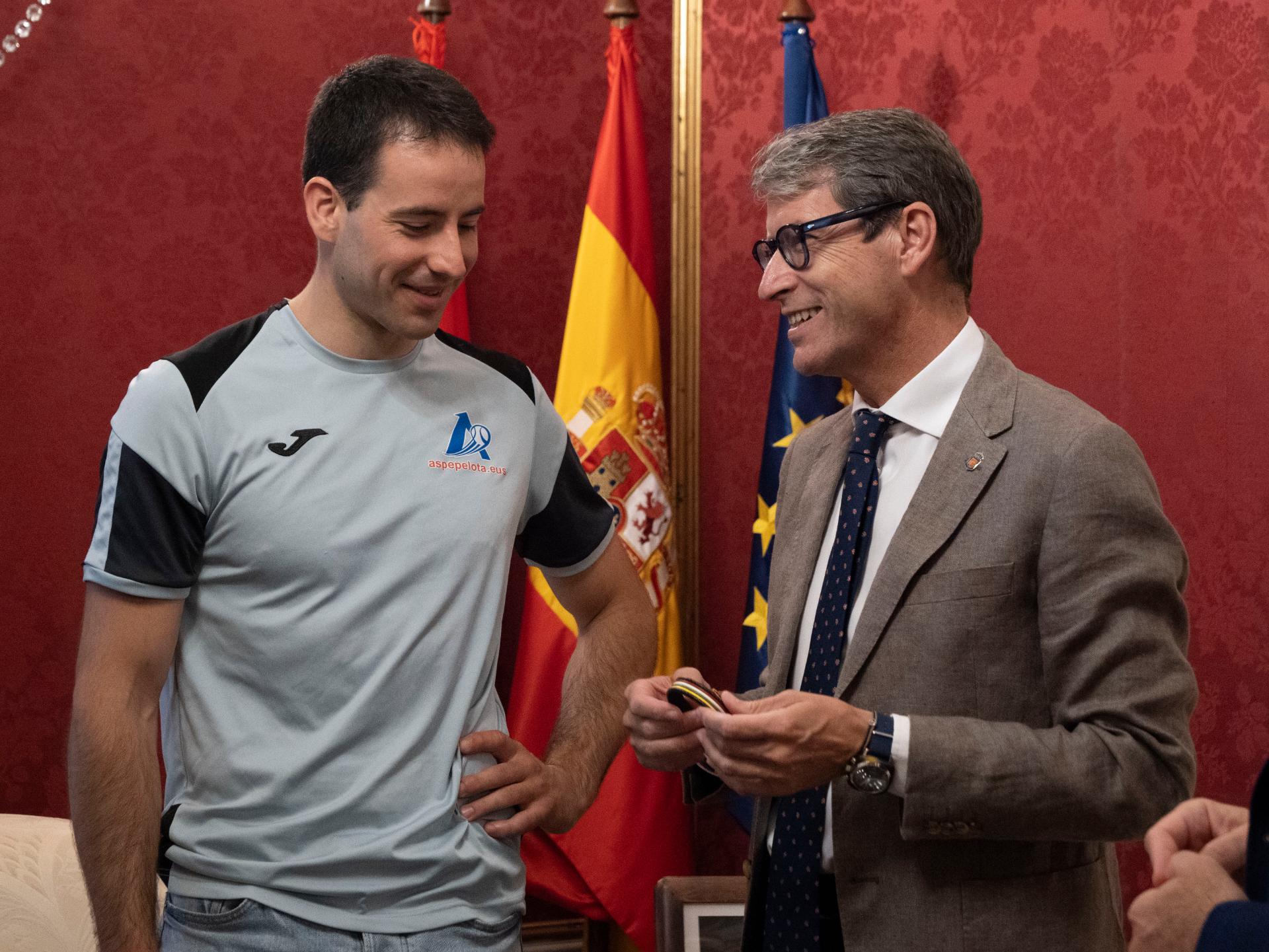 Gonzalo Capellán recibe a Darío Gómez tras su histórica conquista del ...