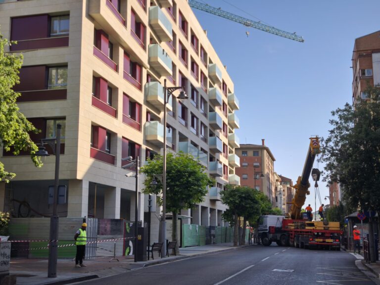 El desmontaje de una grúa corta Avenida de Colón