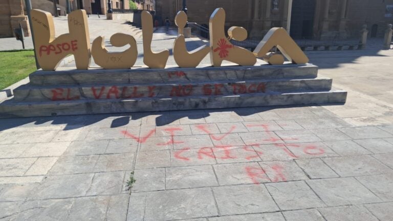El letrero de Holika frente a la Catedral de Calahorra amanece vandalizado